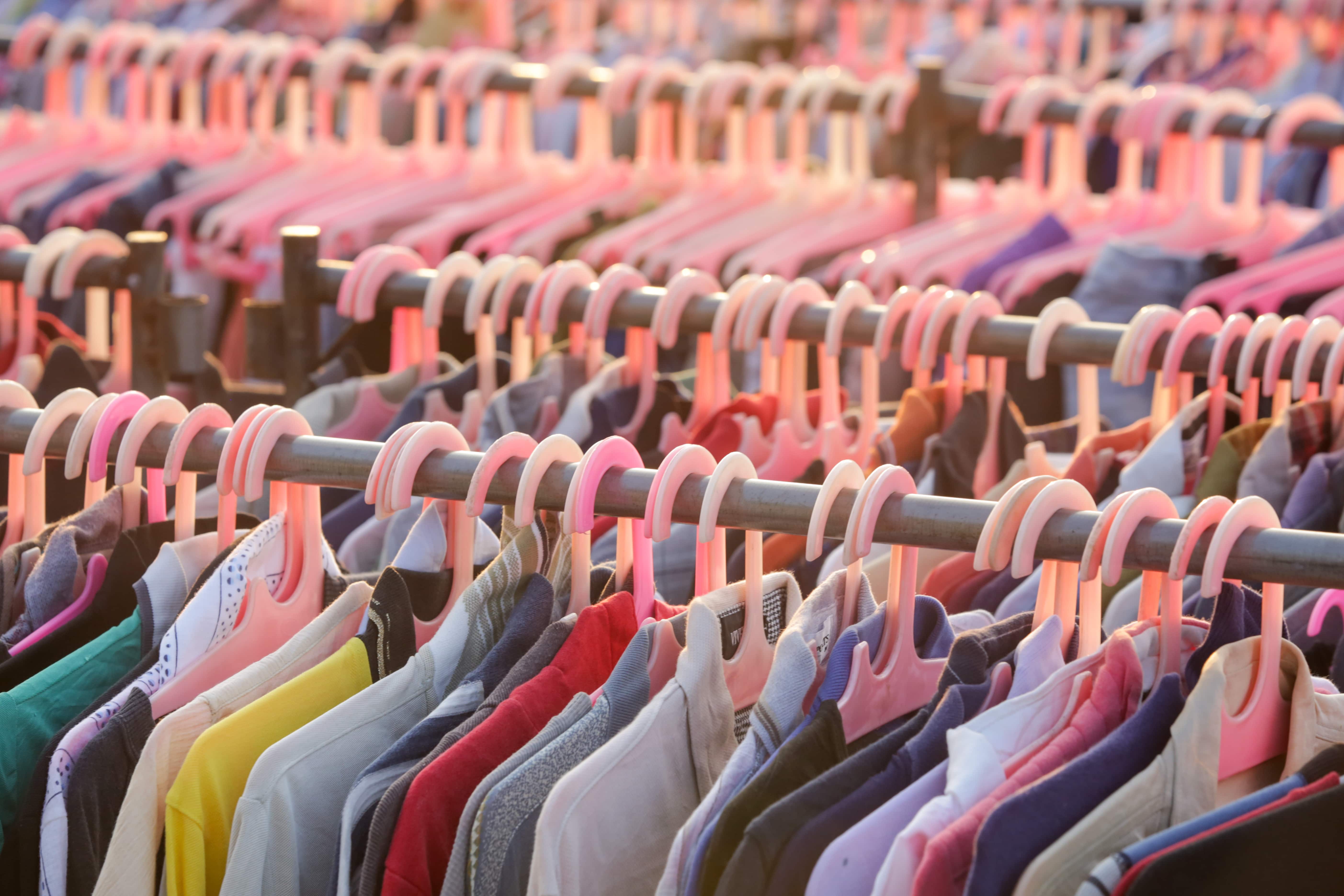 Fast Fashion vs. Deposito: Conservare per un Futuro Sostenibile